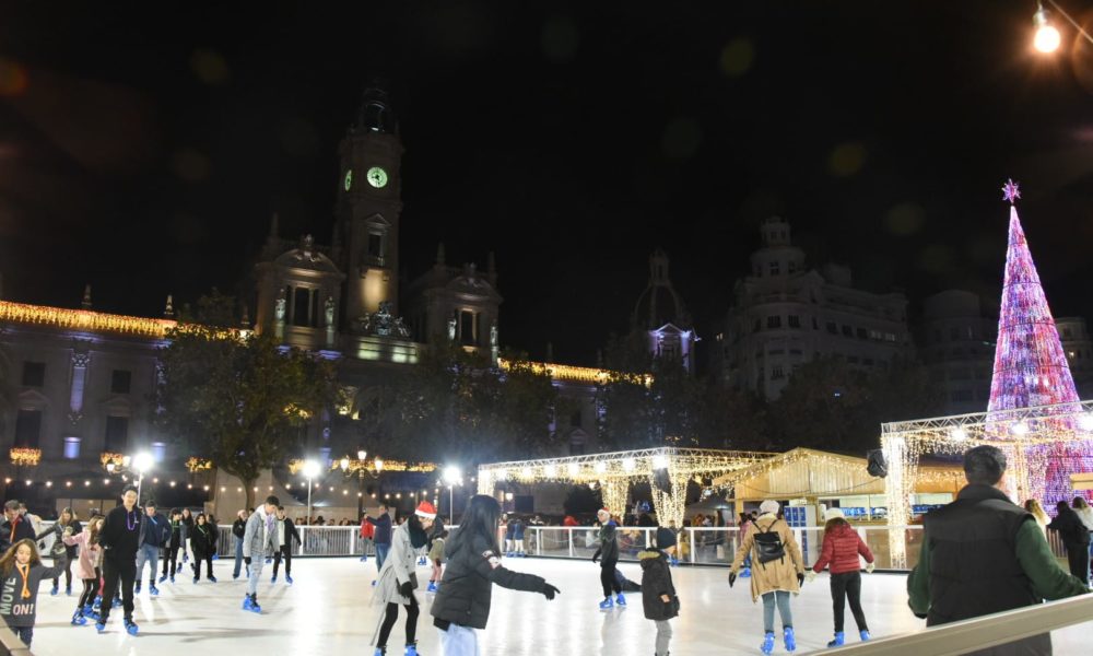 La pista de hielo en la plaza del Ayuntamiento de Valencia: horarios